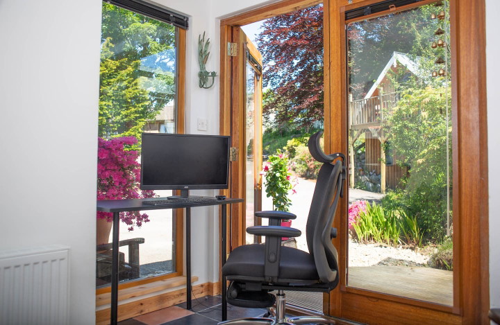 East Annex Apartment: Workstation & Quiet Comfort. - Moray