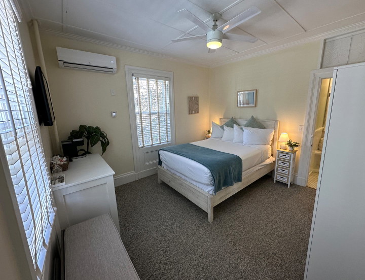 Bright & Sunny 1 Bed/ 1 Bath Downtown Newport - Rhode Island