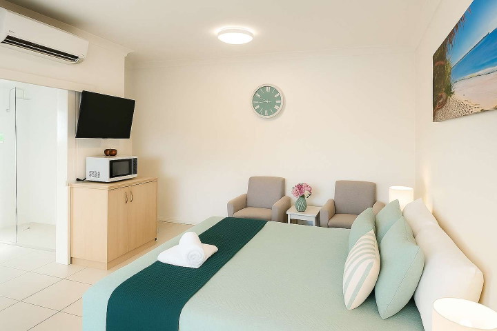 Modern Marina Waterfront Studio W Pool & Parking - Townsville