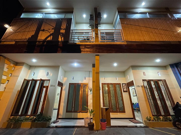 Andeko Home Stay With 3 Bedrooms - Yogyakarta