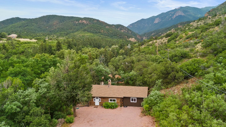 Cozy Creekside Cabin - Colorado Springs, CO