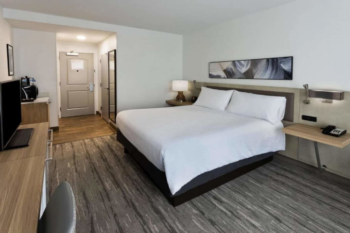 Near Urban Center Corp. Park  + On Site Dining - 