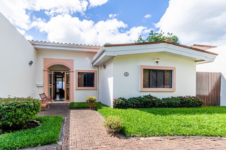 Spacious Gated Home, Walk To Shops, Private Patio - Managua