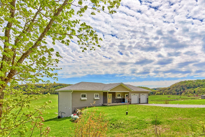 Muskoka Farmhouse W/ Family Amenities | +5 Acres - Huntsville