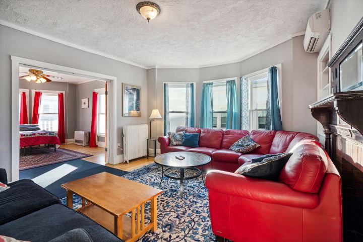 10 Bed! 8 Bedrm! Enormous! Walk To Bars! Parking! - South Portland, ME