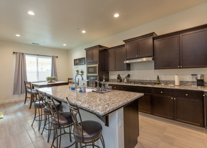 Modern 3br Clovis Retreat W/ Workspaces, Game Room & Yardclose To Natl Parks - Clovis, CA