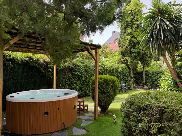 Maison De Luxe Moderne Avec Jacuzzi Dans Le Jardin - Madrid