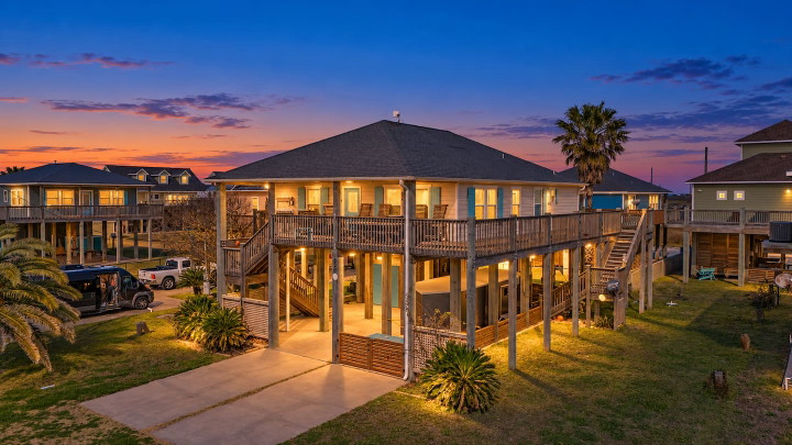 Gulf Views, Pet Friendly, Deck - Crystal Beach, TX