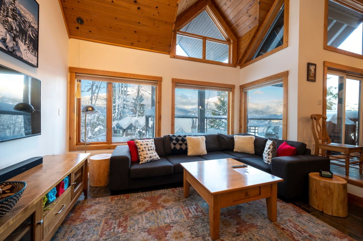 True Slopeside Luxury 4 Bed-4 Bath Private Hottub - Whistler