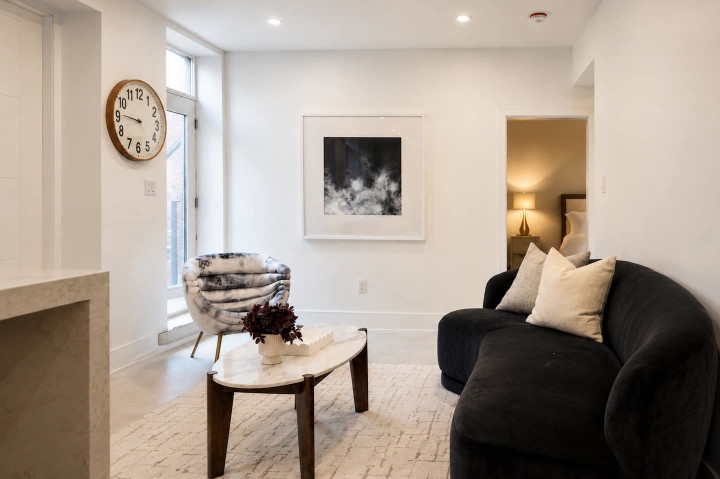 Modern Oakville 2br Suite | King Bed & Parking - Burlington