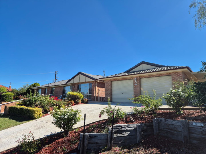 Beautifully Luxurious, Spacious House, Track Views - Bathurst