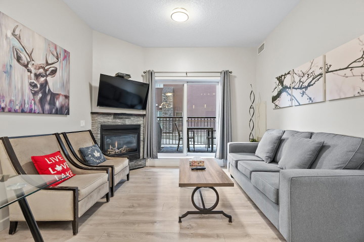 Charming Downtown 2br Retreat W/ Pool + Hot Tub - Canmore