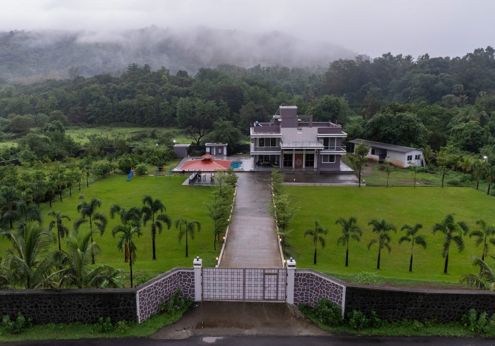 5bhk Shreeji Farms  In Karjat, Big 40ft Pool, Lawn - Karjat