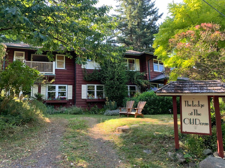 The Magnolia Suite At The Old Dorm - Bowen Island