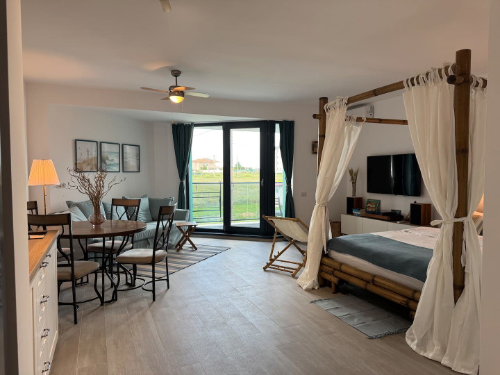 Evan By The Sea - Escape - Costinești
