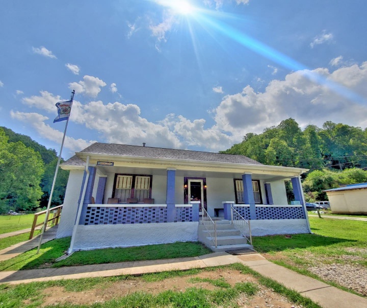 Hot Tub! Cozy & Convenient - West Virginia