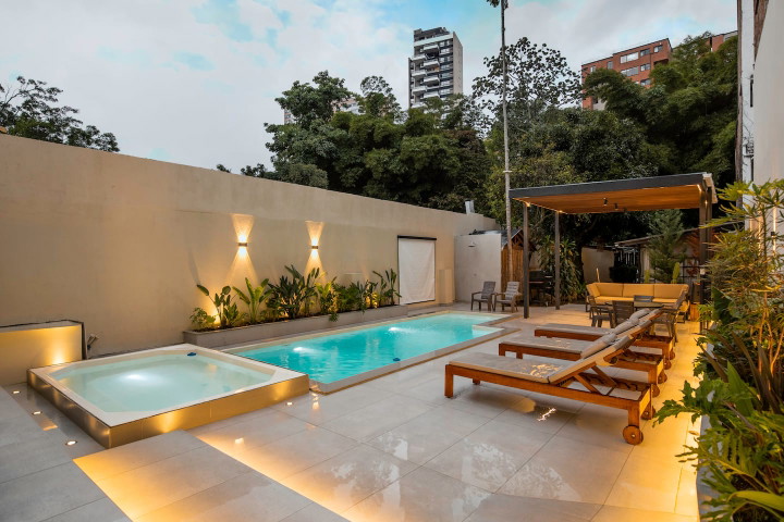 The Urban Villa | 8br Steps To Provenz Nightlife - Medellín, Colombia