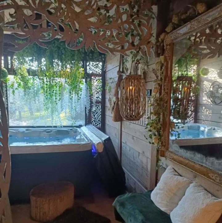 Nuitée Avec Jacuzzi Intérieur Charme Et Romantisme - La Motte