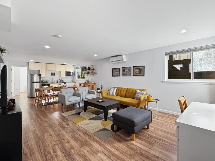 Modern & Spacious 2 Br Apartment, Private Entry - Alexandria, VA