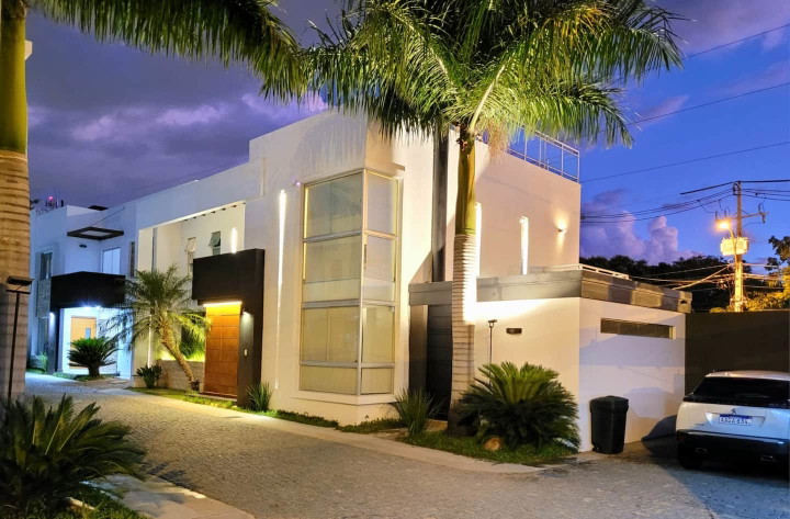 Casa De Lujo En Condominio, Sobre Avenida - Asuncion