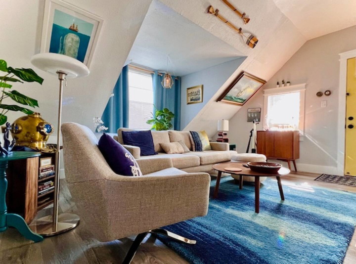 The Captain's Quarters: Designer Loft Apartment - Tarpon Springs, FL