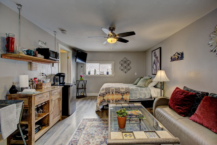 ⭐Missoula Studio⭐ Pets | Chill Vibe #Wemissoula - Missoula, MT