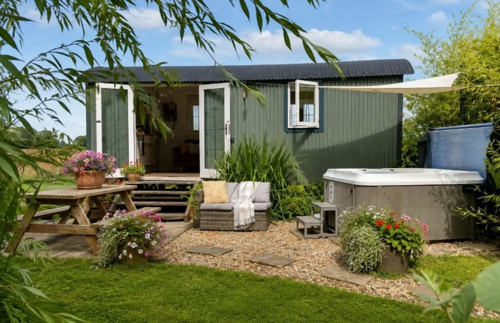 Romantic Shepherds Hut + Hot Tub, Rural Cheshire - Nantwich