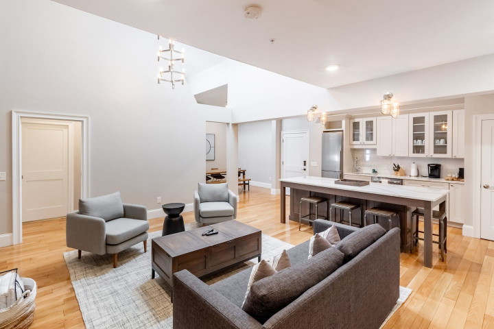 Corner Apt, Open Floor Plan In Downtown Newport - Newport, RI