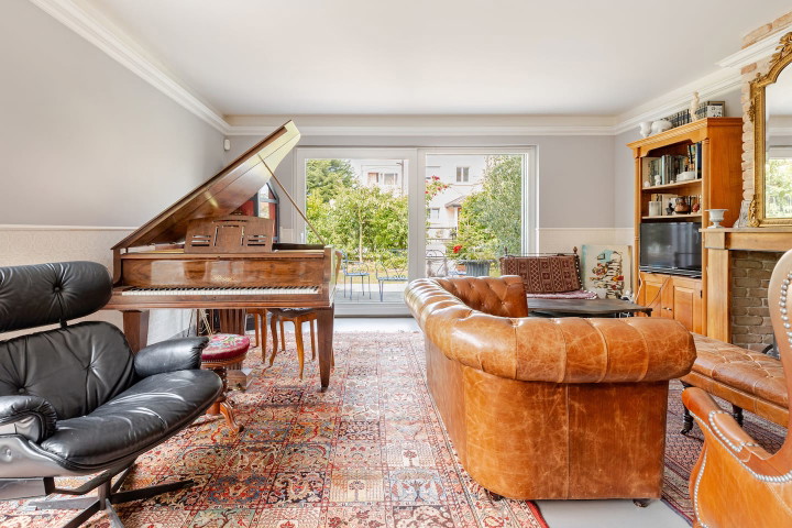 Duplex, Piano, Pool Table, Garden. - Geneva