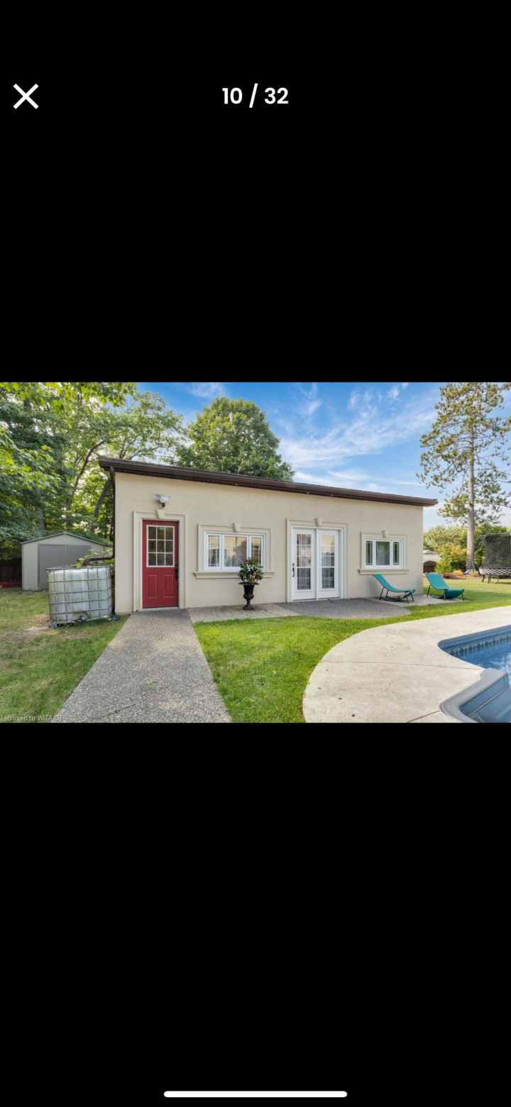 Luxury Guest House With Pool Access - Delhi, ON, Canada