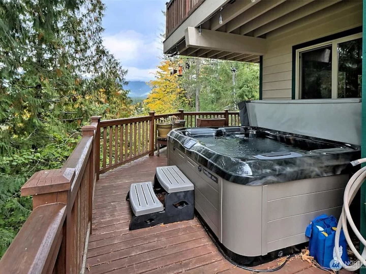 Spacious Lake Cushman Escape Hot Tub, View & Decks - Hoodsport, WA