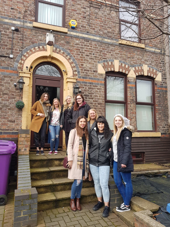 Zeny's Guesthouse Plus Rear Garden Space+parking. - Liverpool, UK