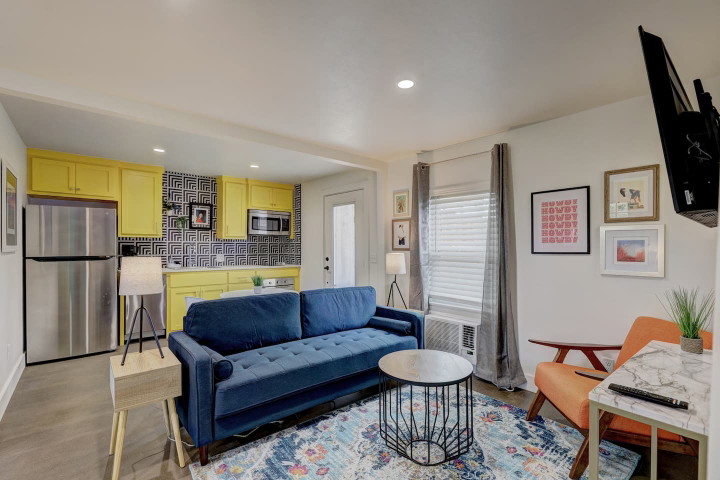 Cozy Boho Condo, Perfect Location - The Village, OK