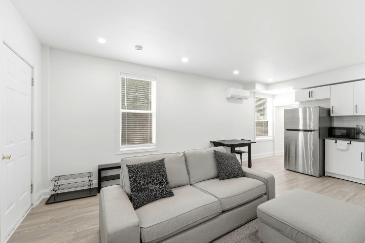 Monthly Stays · Bright Renovated 1br Suite - Brantford