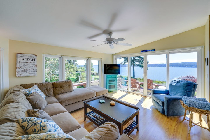 Cozy Langley Retreat: Water Views & Beach Access - Langley
