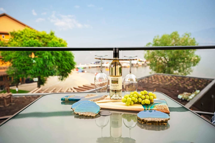Luxury Beachfront Resort, 3 King Bedroom 2 Bath - West Kelowna
