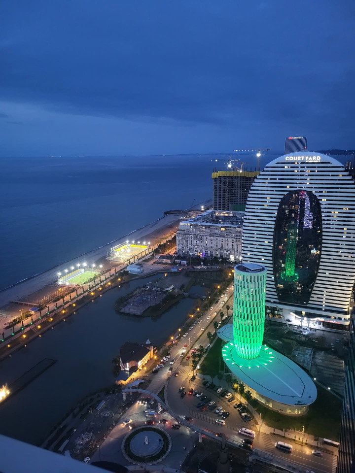 Аппартаменты с прекрасным видом на море и  город. - Batumi