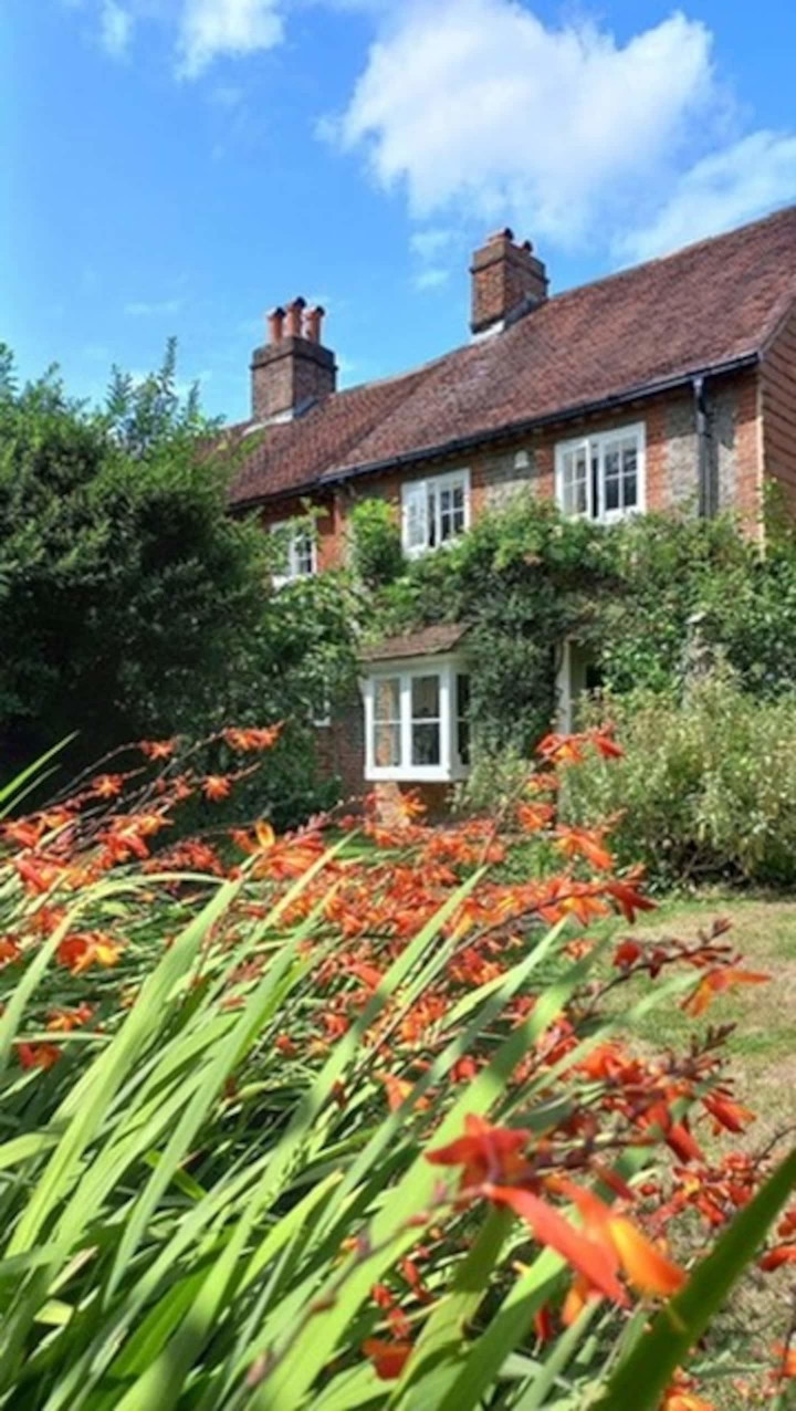 Cosy 18th Century Cottage. Backs Onto Golf Course, Village Location. - Hayling Island