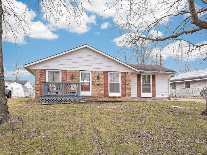 Cheerful 3 Bedroom Home, Updated, Fenced Yard - Kokomo, IN