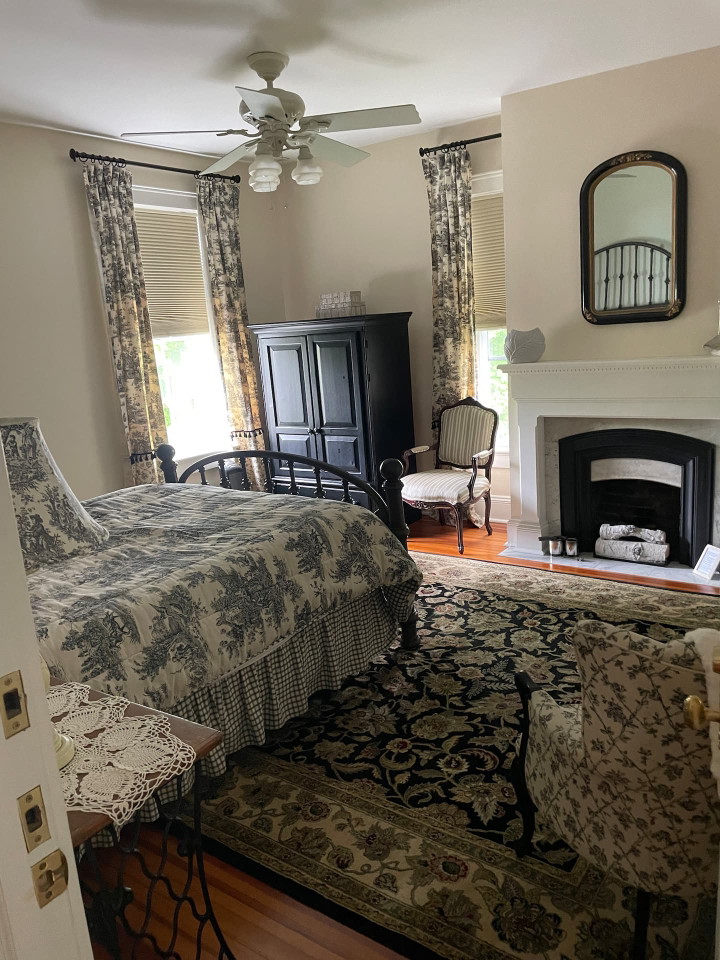 Bed And Breakfast, Clement Room - Canandaigua, NY