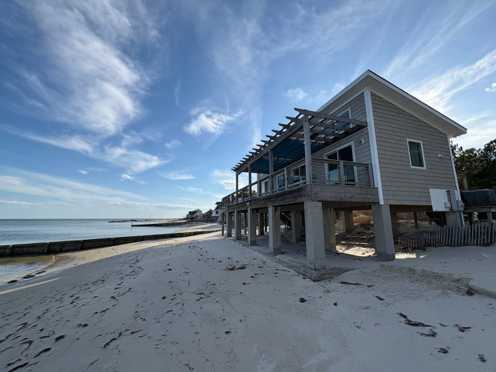 Modern Beachfront Cottage With Endless Bay Views - Virginia