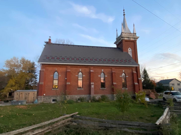 Historic Church Retreat - Hot Tub - Sleeps 8 - Kemptville
