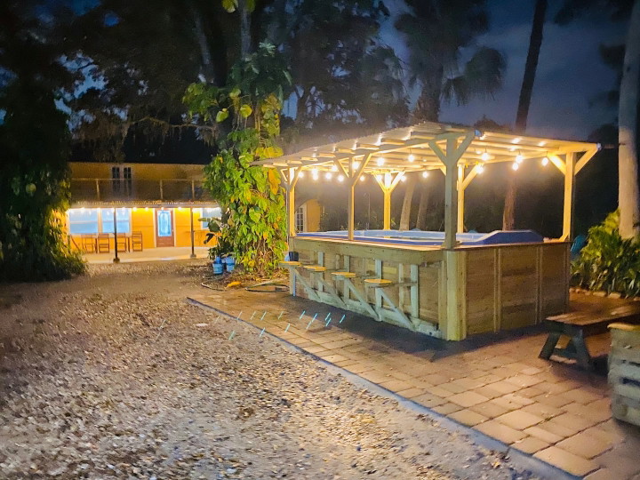 Sleeps 20+, 2 Houses, Bachelor, Waterfront Swimspa - Tampa, FL