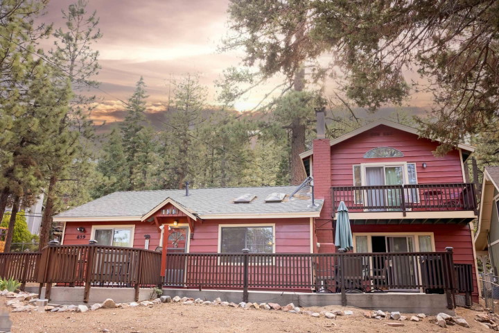 Near Bear Mtn & Golf!hot Tub!fenced Yard!foosball! - California