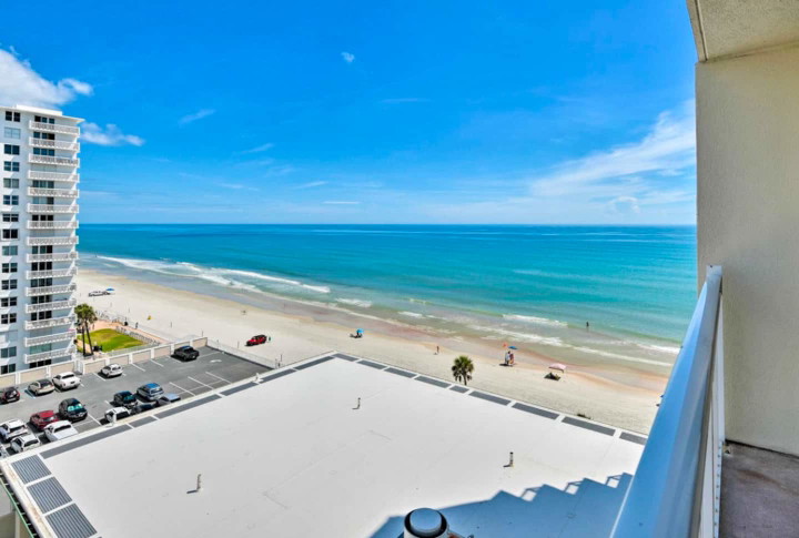 Cozy Ocean View Studio Sleeps 4 Pool Open - Daytona Beach, FL