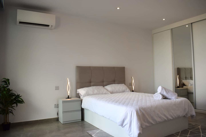 E1 Gem: Modern Studio Retreat - Gibraltar