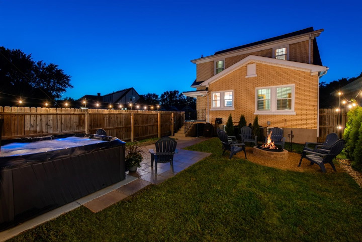 4 Bedrooms + Loft | 6 King Beds + Hot Tub - Louisville, KY