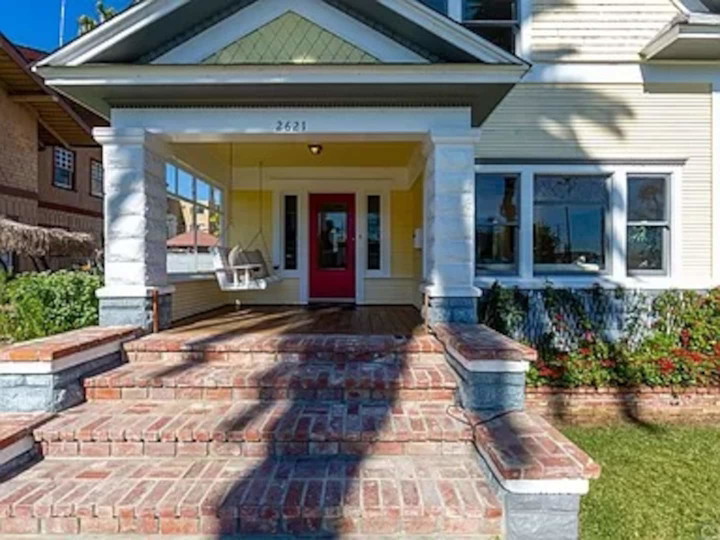 1 Block From The Beach Spacious Vacation Home - Long Beach, CA