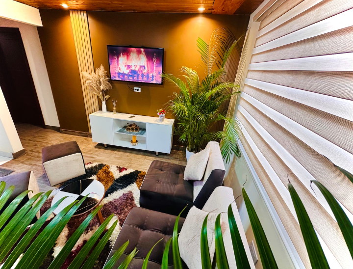 Lesano, Suite 2, 2nd Floor / Near The University + Shopping Centre - エクアドル