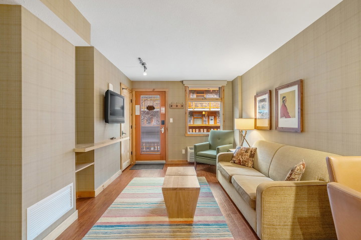 Executive Mountain Retreat | 1br  | Heated Pool - Banff